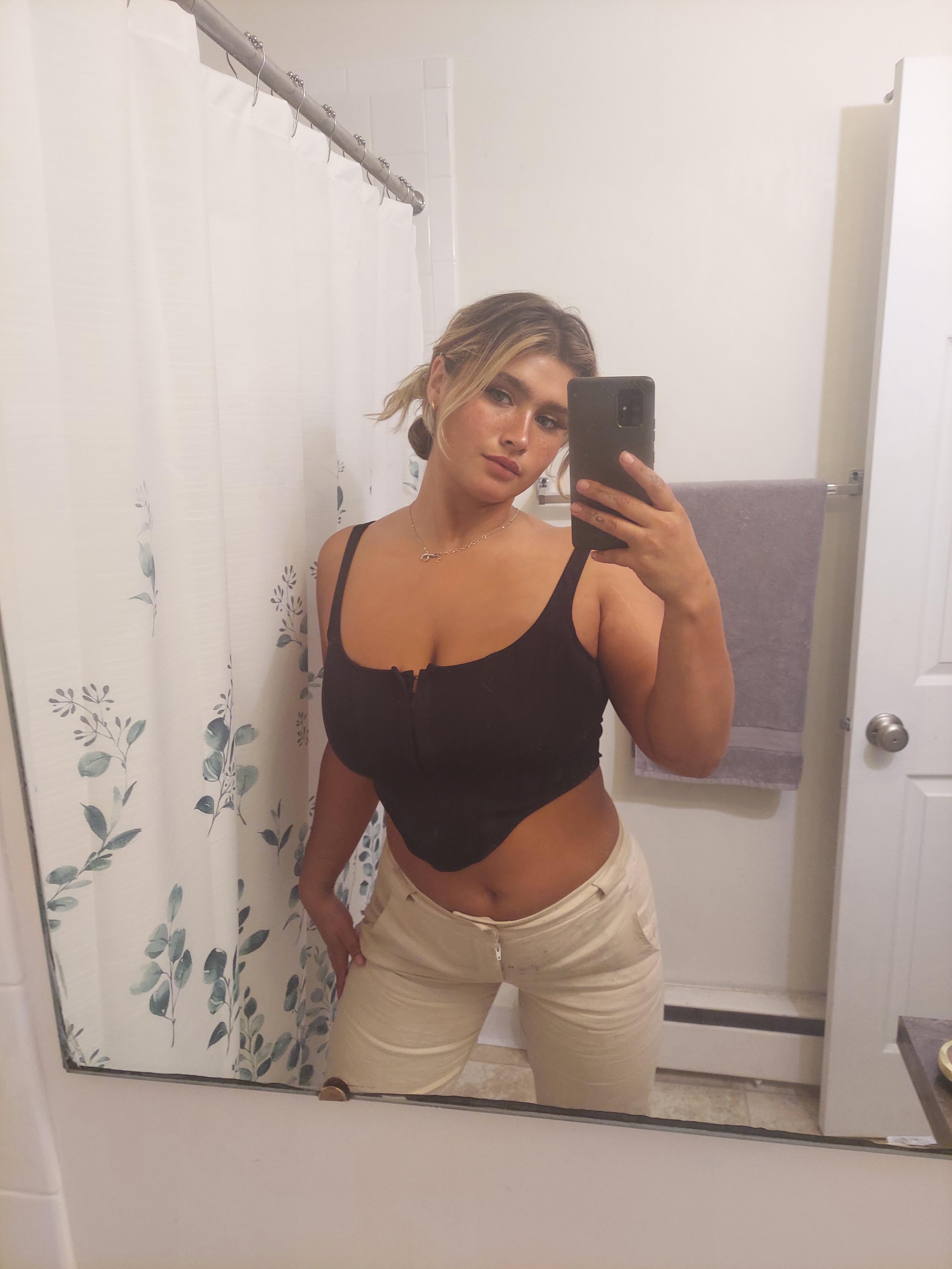 23F do you like my outfit? | Scrolller