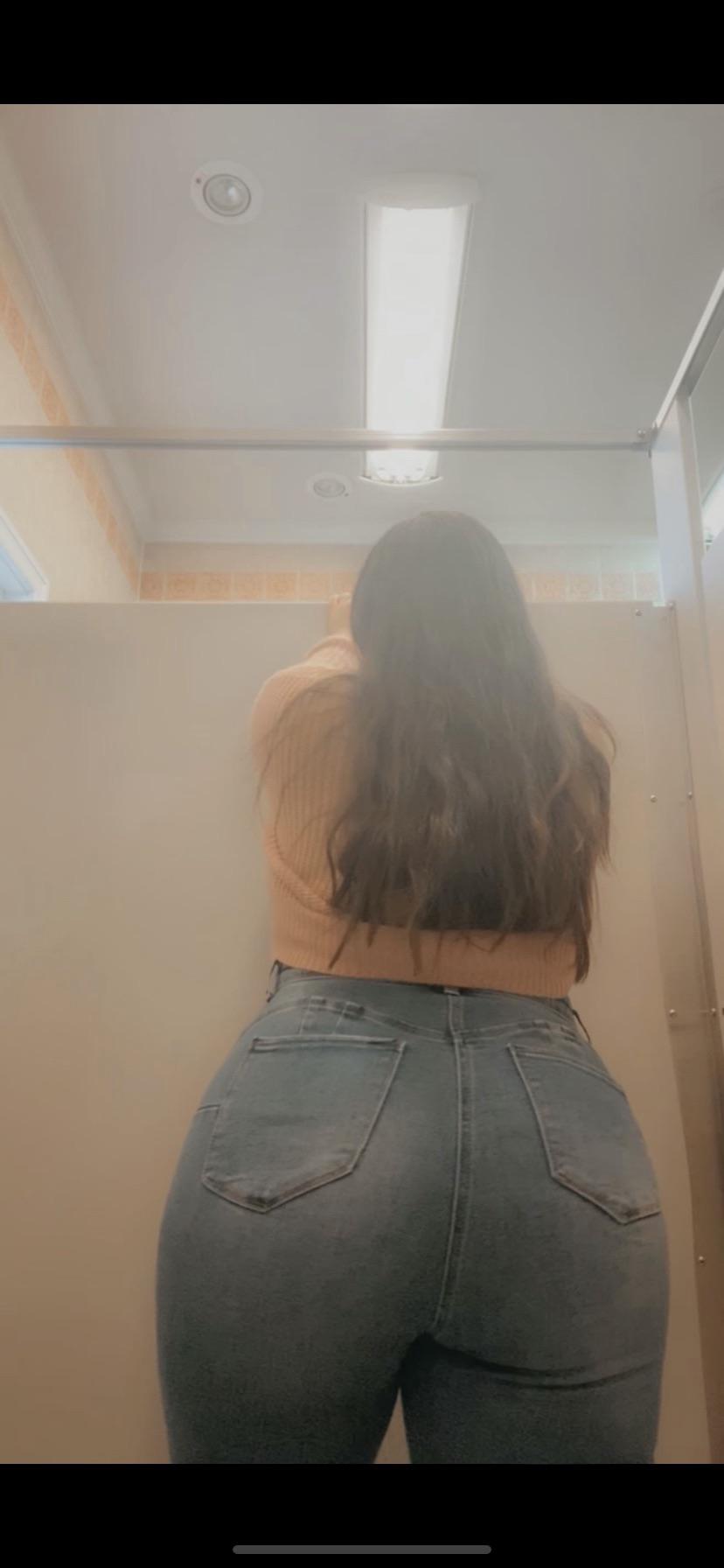 24 [F] We’re in a private stall now... | Scrolller