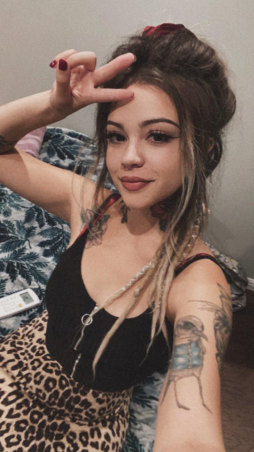 25f 💋 | Scrolller