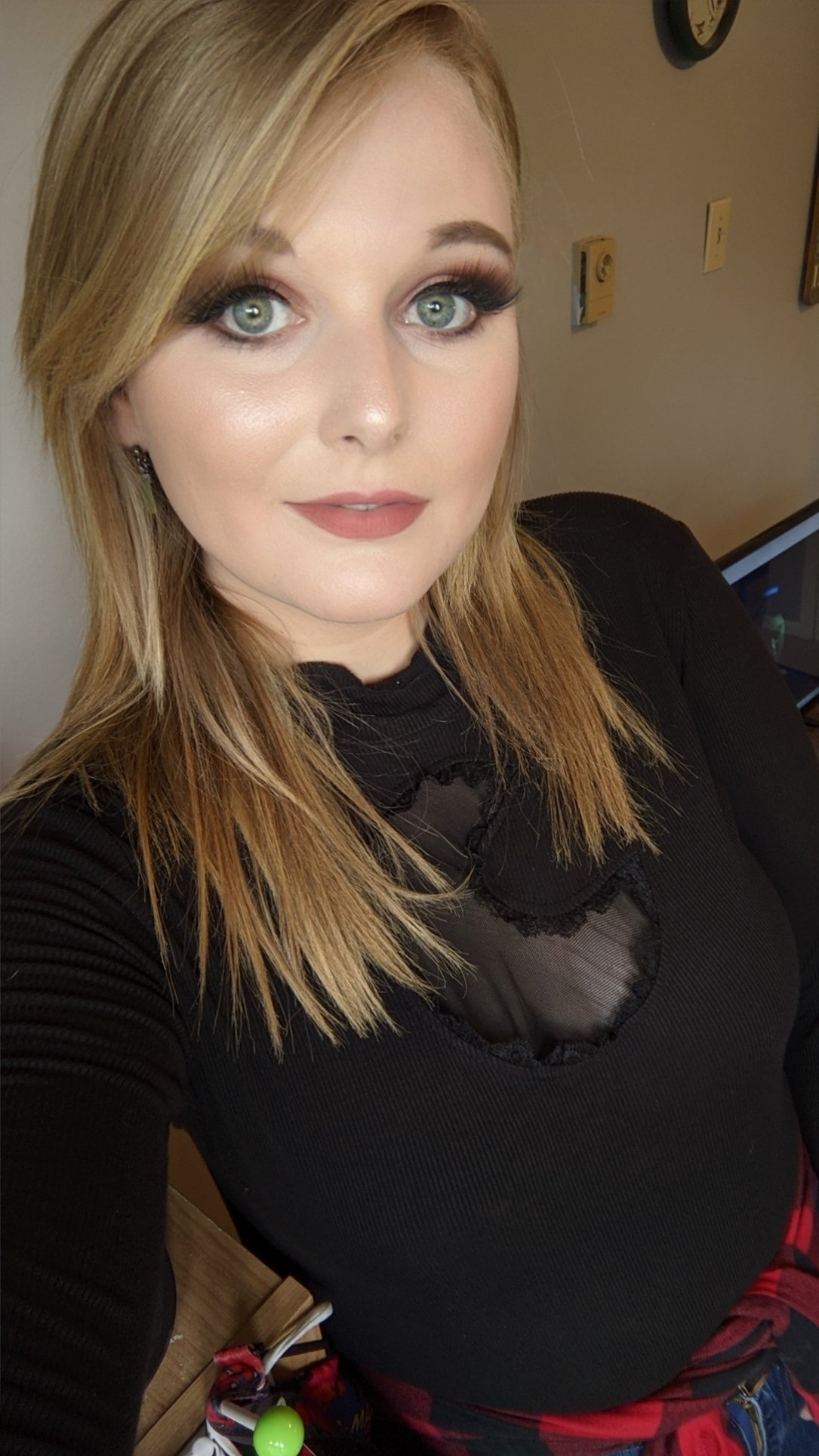 27F Shout out to the girls who wear false eyelashes regularly!!! It's ...