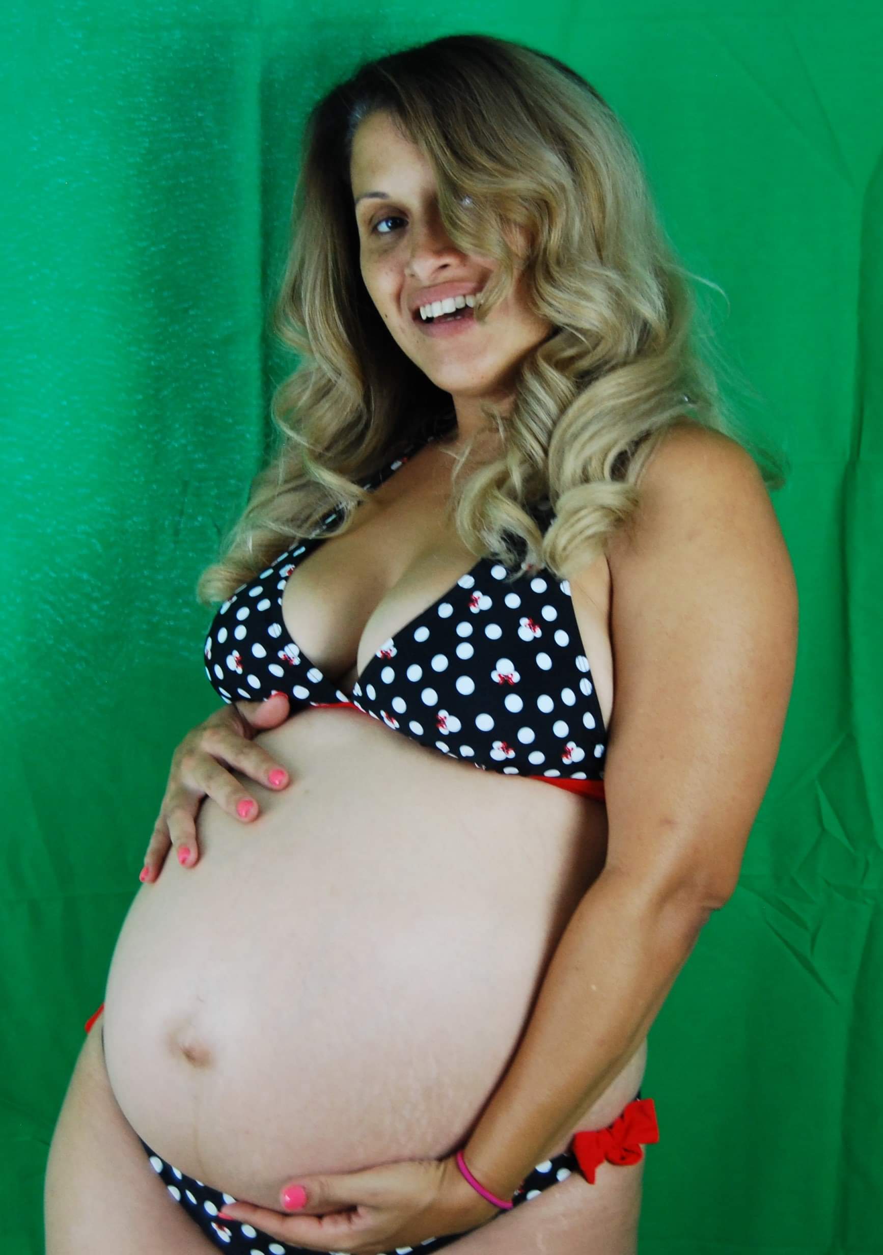 29 Weeks Along. Do I still look good stretched out like this?? | Scrolller