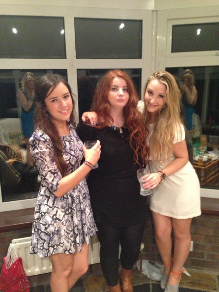 3 girls posing | Scrolller