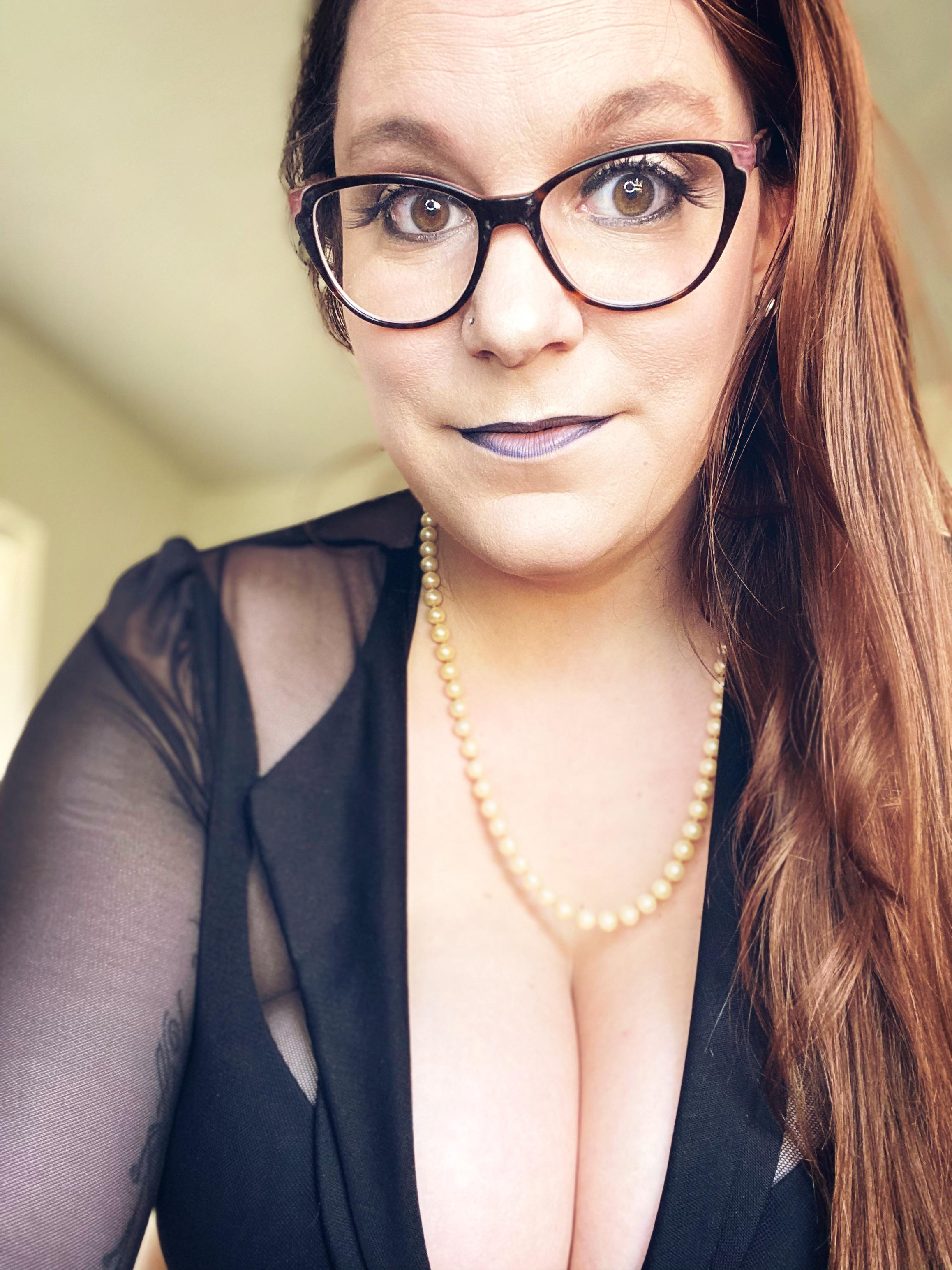 Cleavage for days | Scrolller