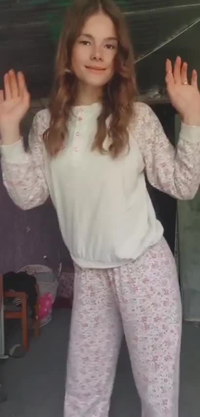 I'm a girl that gets wet when you stare at me | Scrolller