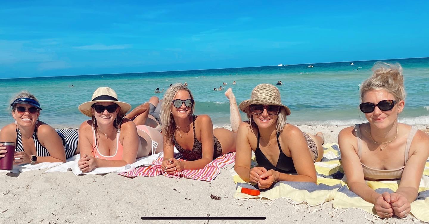 [5] milfs on the beach | Scrolller