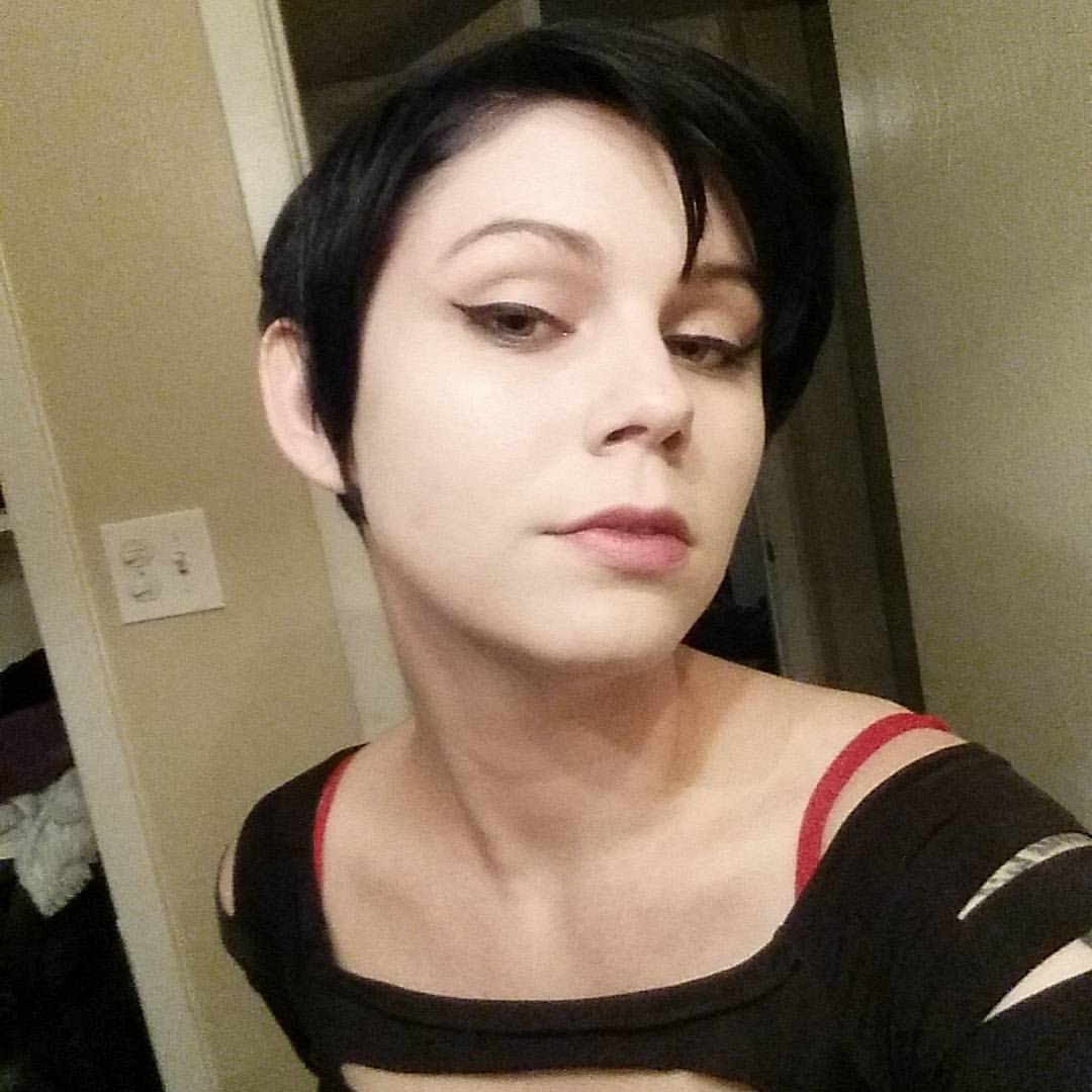 5'5", Curvy build, 120 lbs., super short a-symmetrical hair. | Scrolller