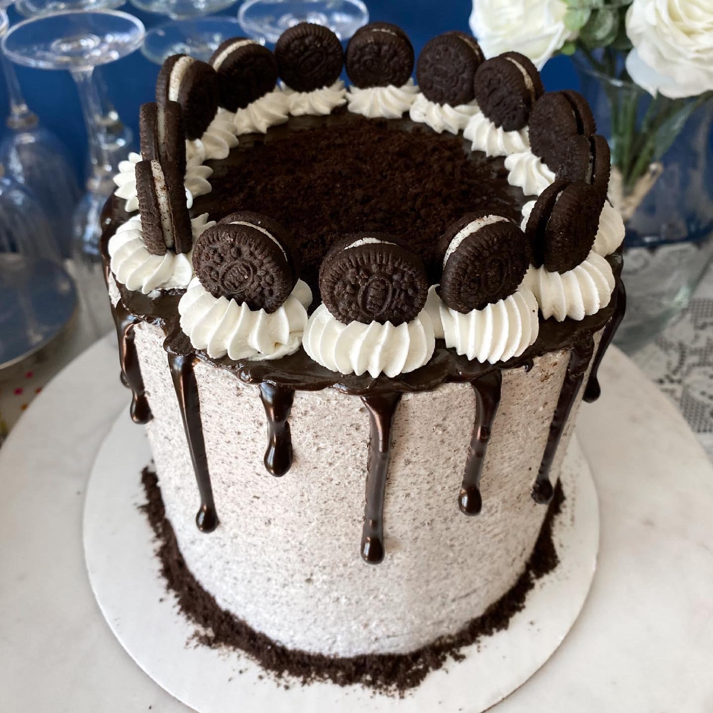 6 layers Oreo Drip Cake with Swiss Meringue Buttercream and Dark Chocolate Ganache | Scrolller