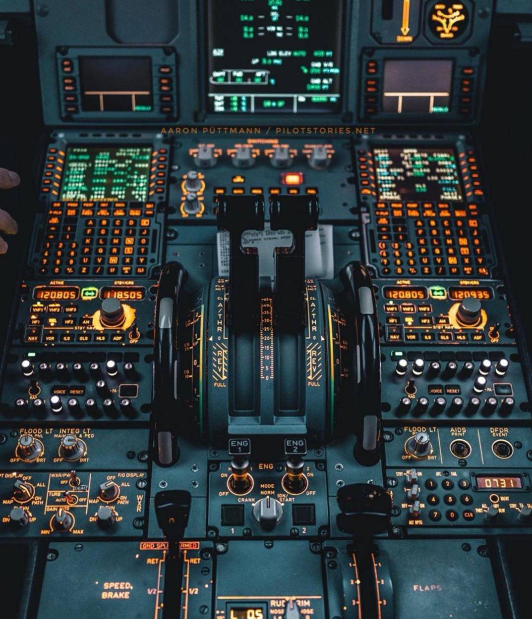 A 320 cockpit | Scrolller