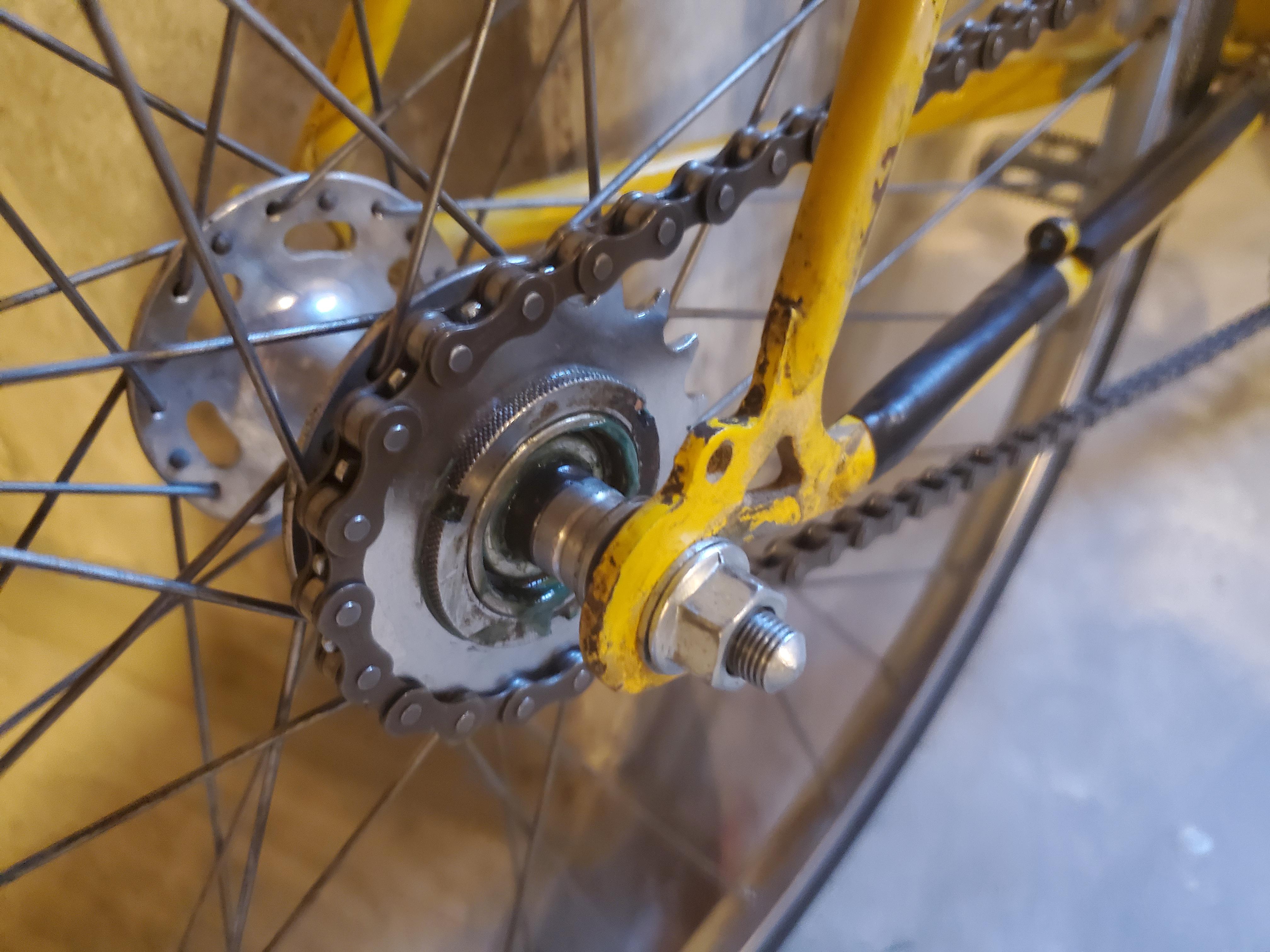 A classic: The suicide fixie hub that uses a normal freewheel hub and a BB lockring. | Scrolller