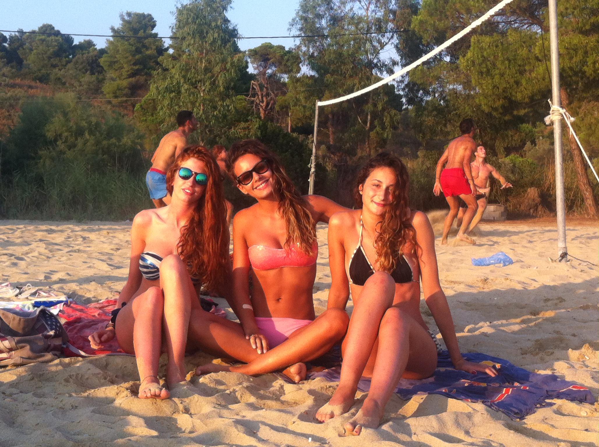 A classic trio of friends at the beach. | Scrolller