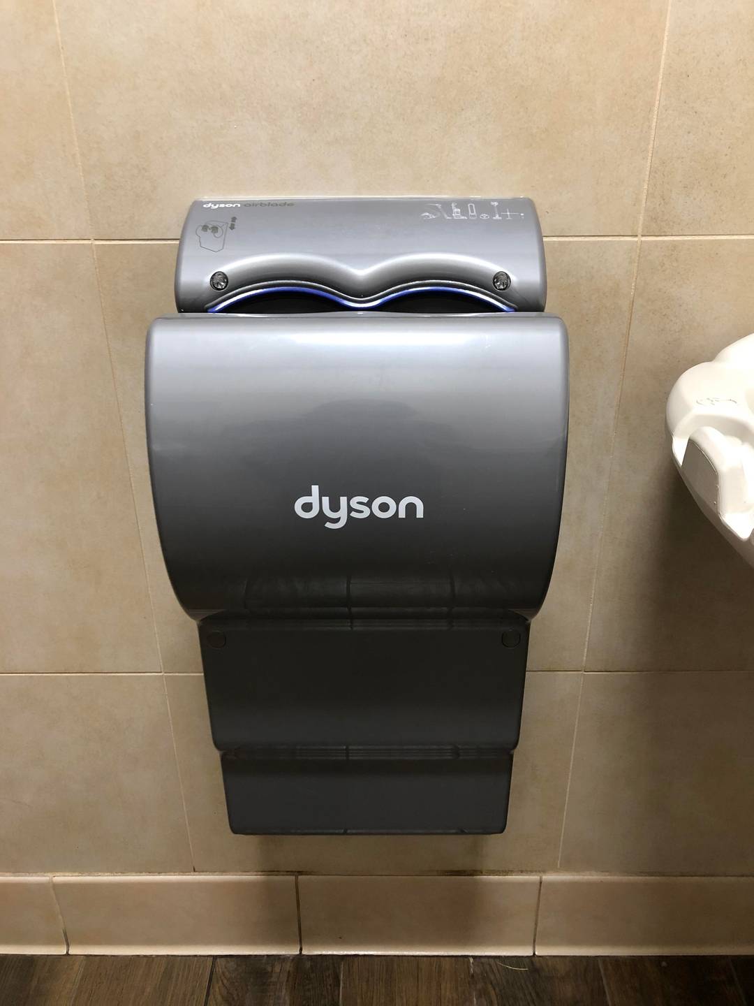 A Dyson Airblade dB at Exxon/Circle K in New Lenox, IL. | Scrolller