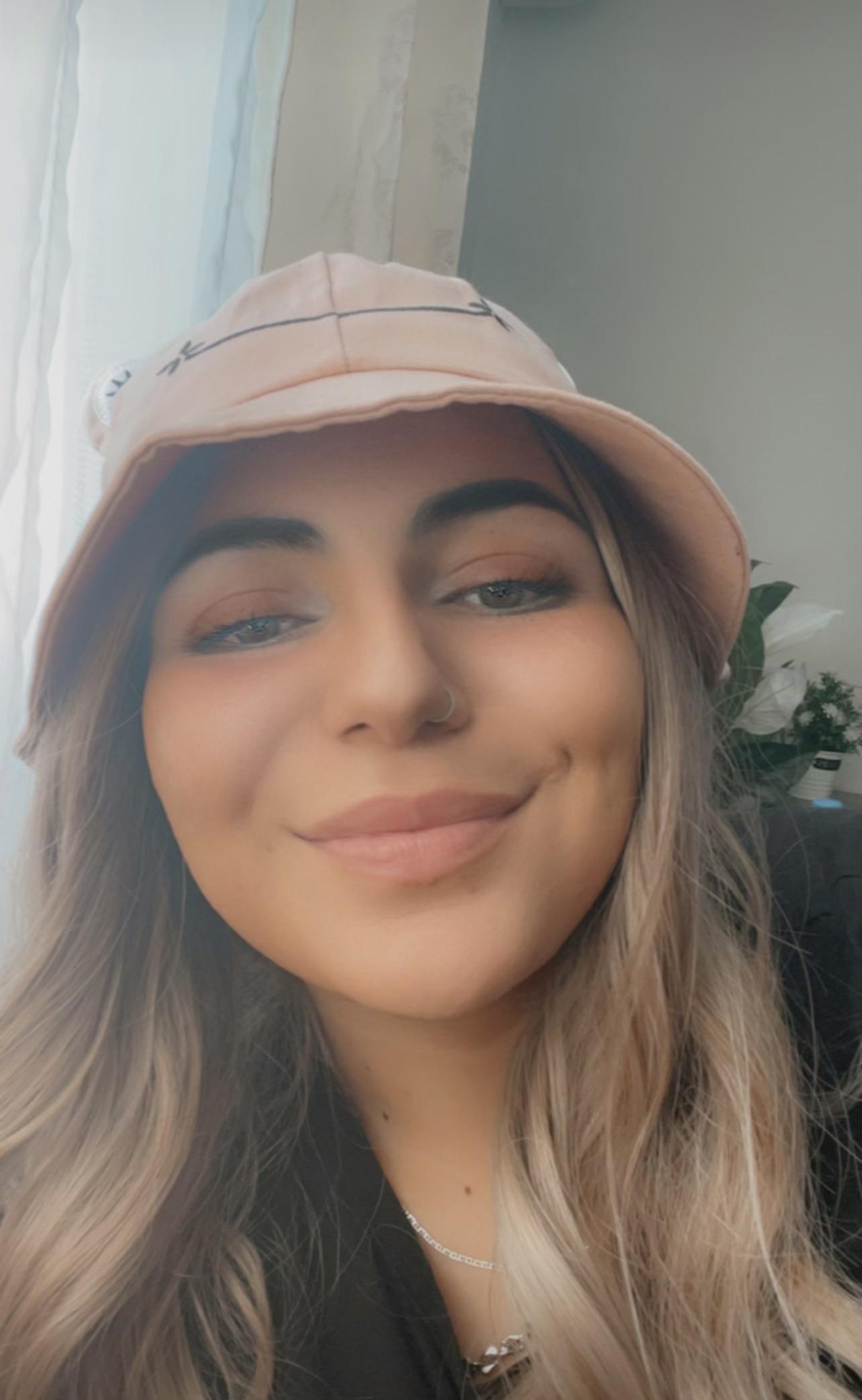 A forced smile is still better than no smile amirite? 🤗 [F24] | Scrolller