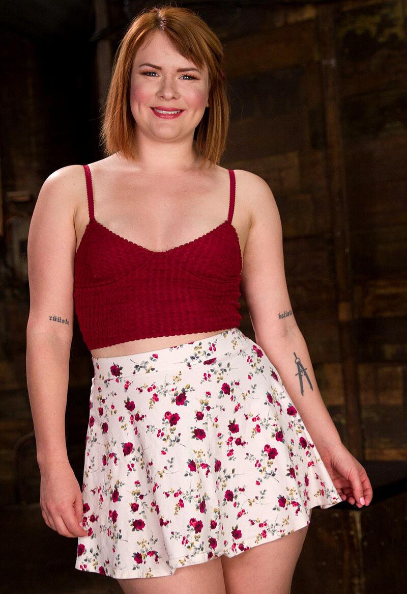 A fuller figure Claire | Scrolller