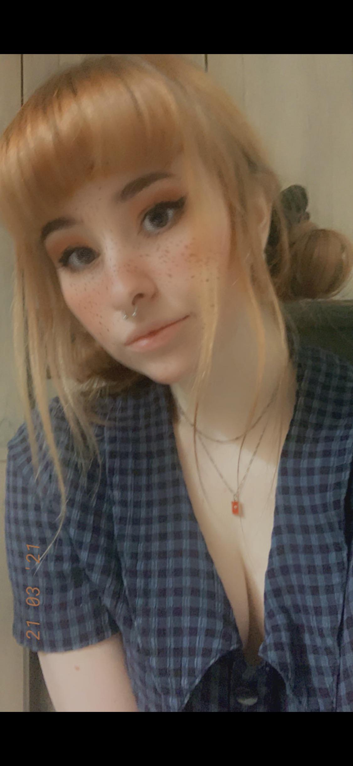 A little peak | Scrolller