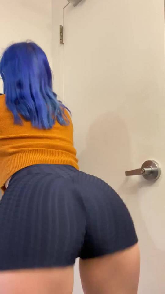 a lunch break twerk to bless your feed | Scrolller