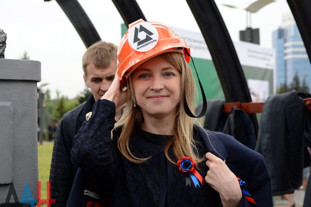 a nice lady with industrial helmet | Scrolller