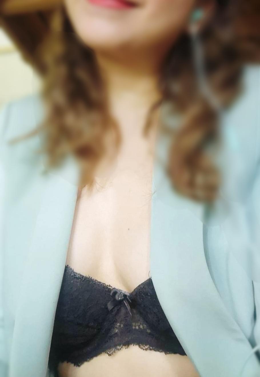 A Quickie meeting..shhh!(f)🤫😘 | Scrolller