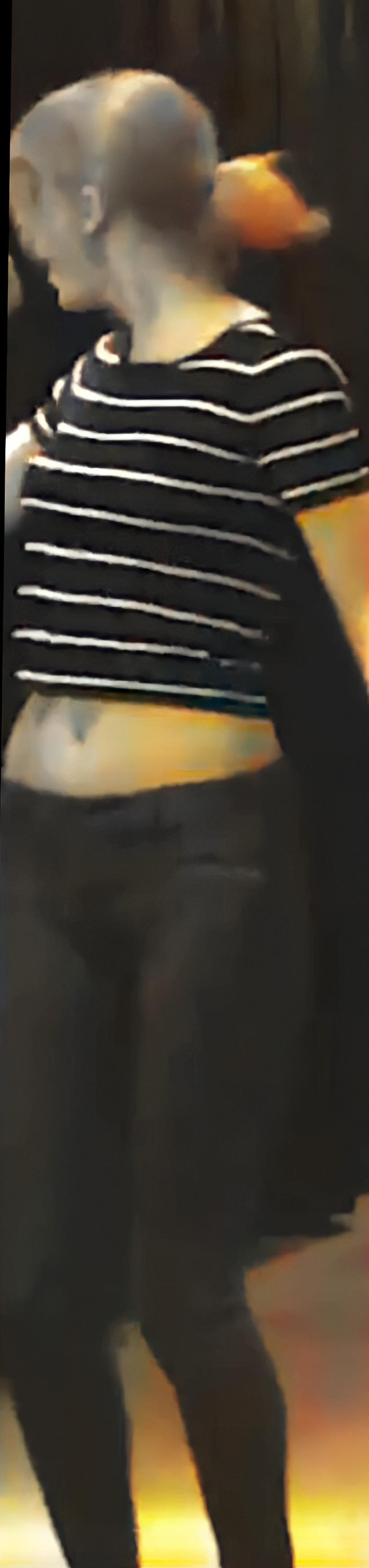 A rare sight, the belly button | Scrolller