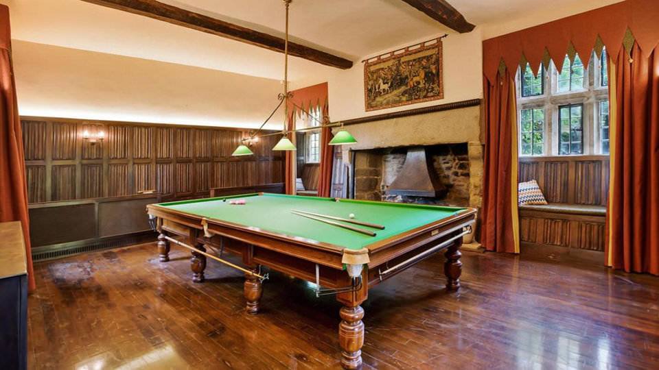 A Snooker Room | Scrolller