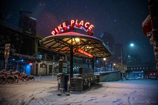 A snowy and glowy night in Seattle [oc] | Scrolller
