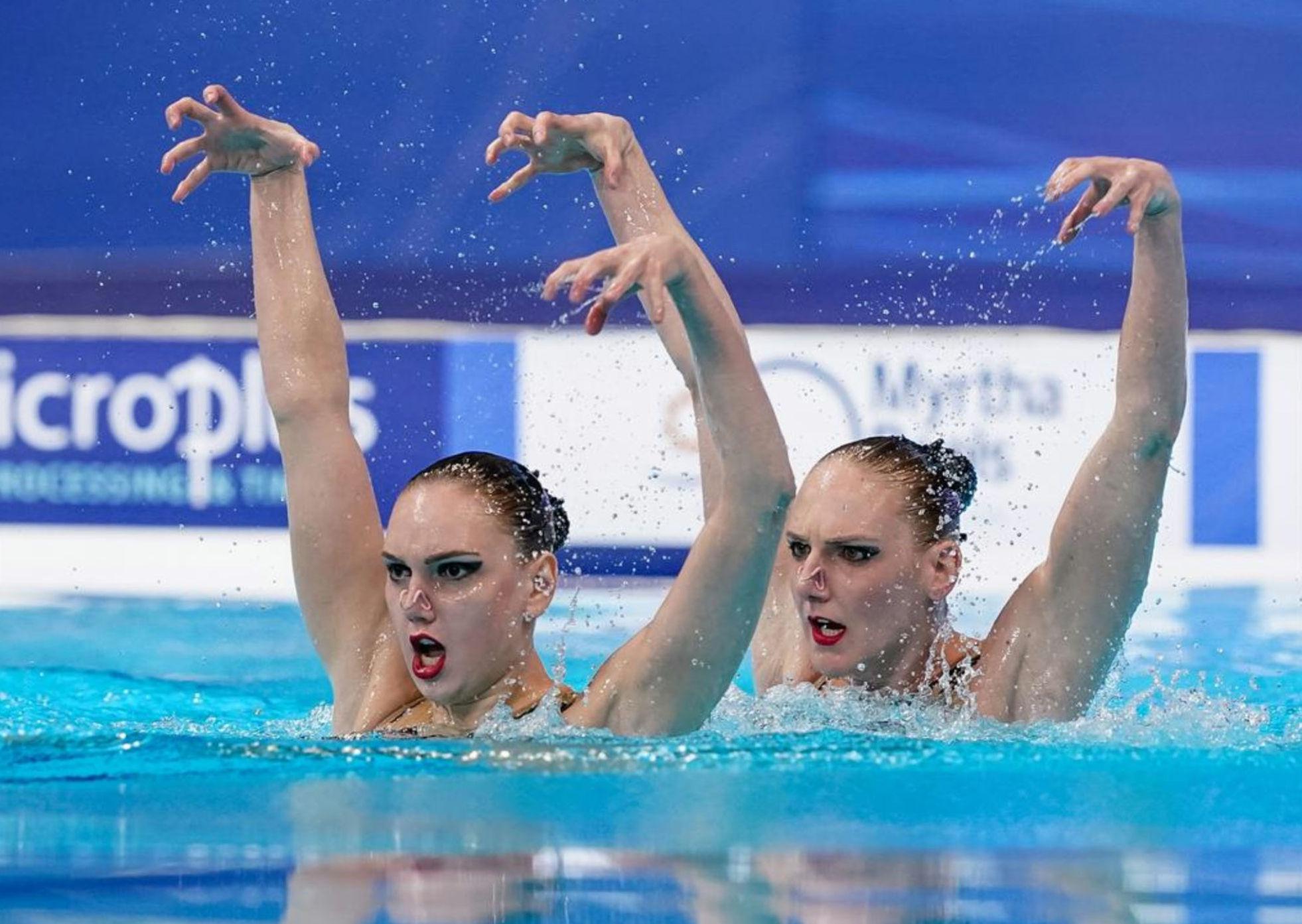 PsBattle: synchronized swimmers | Scrolller