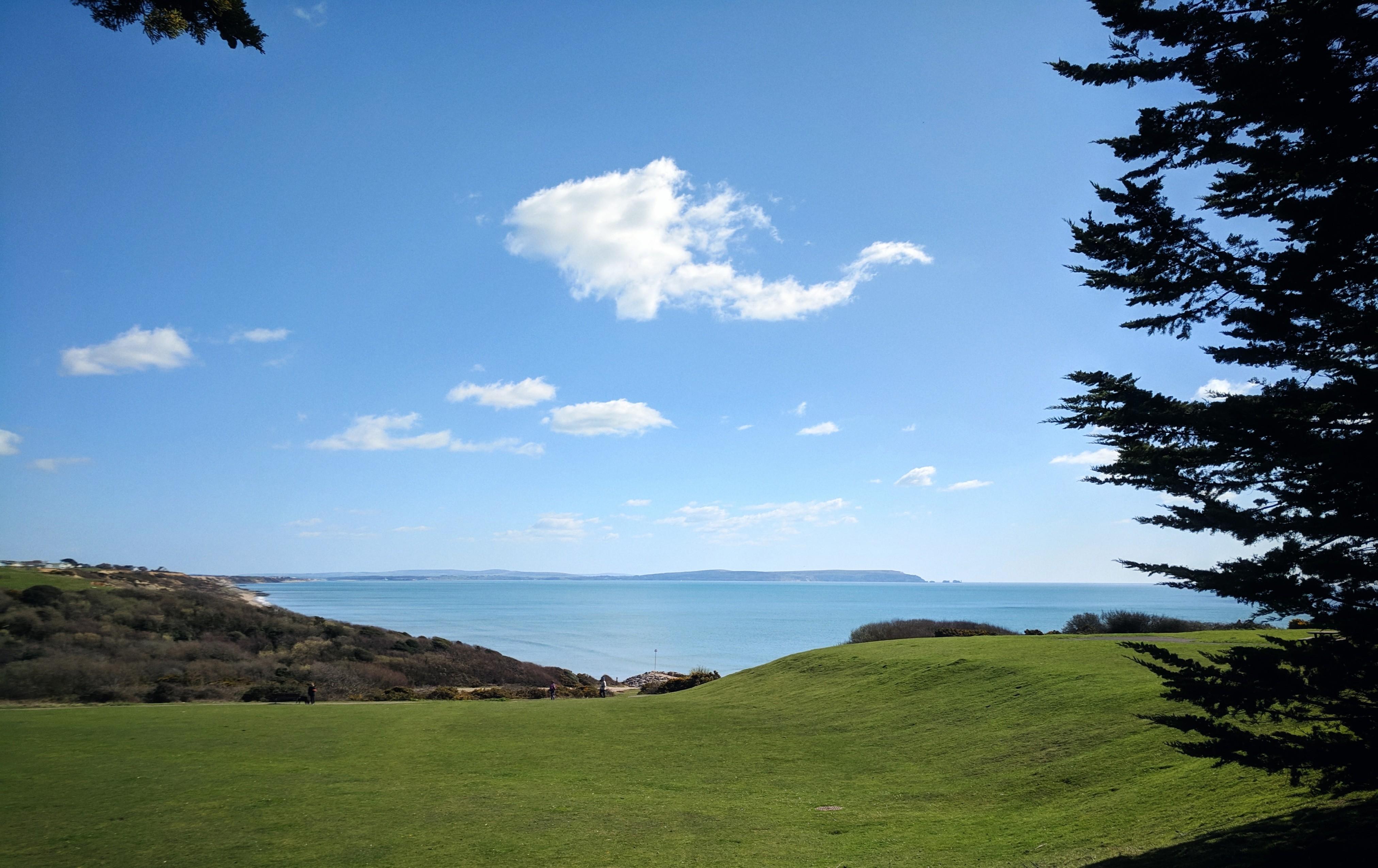 A very clear view of the IoW from Highcliffe | Scrolller