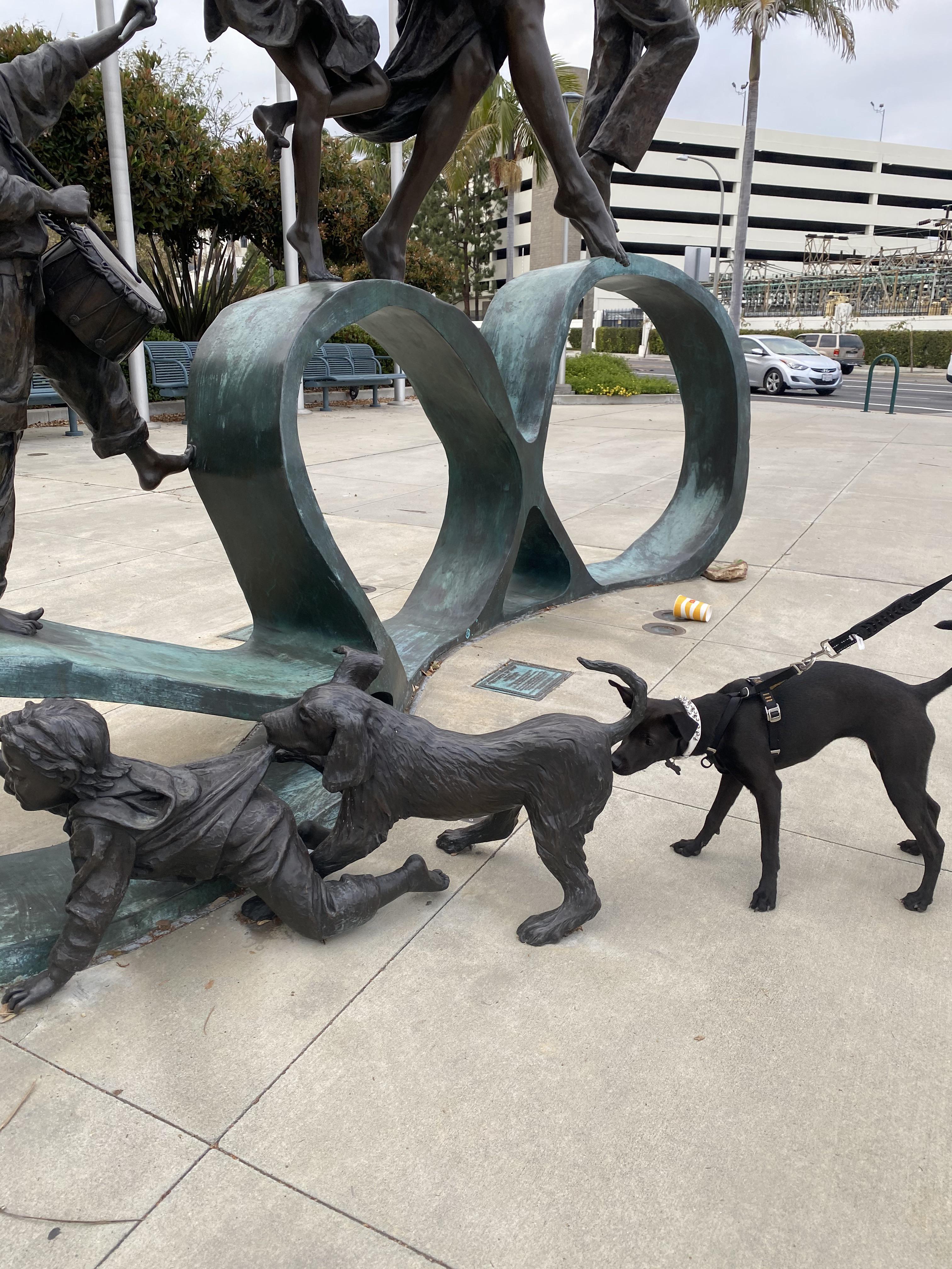 A VERY convincing statue | Scrolller