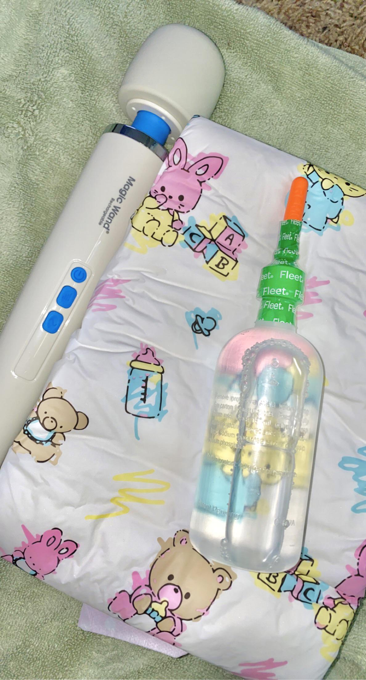 a week ago I wore a diaper & wet it for the first time ever… wellllll todayyyy…. 😬🙈😅🤤 | Scrolller