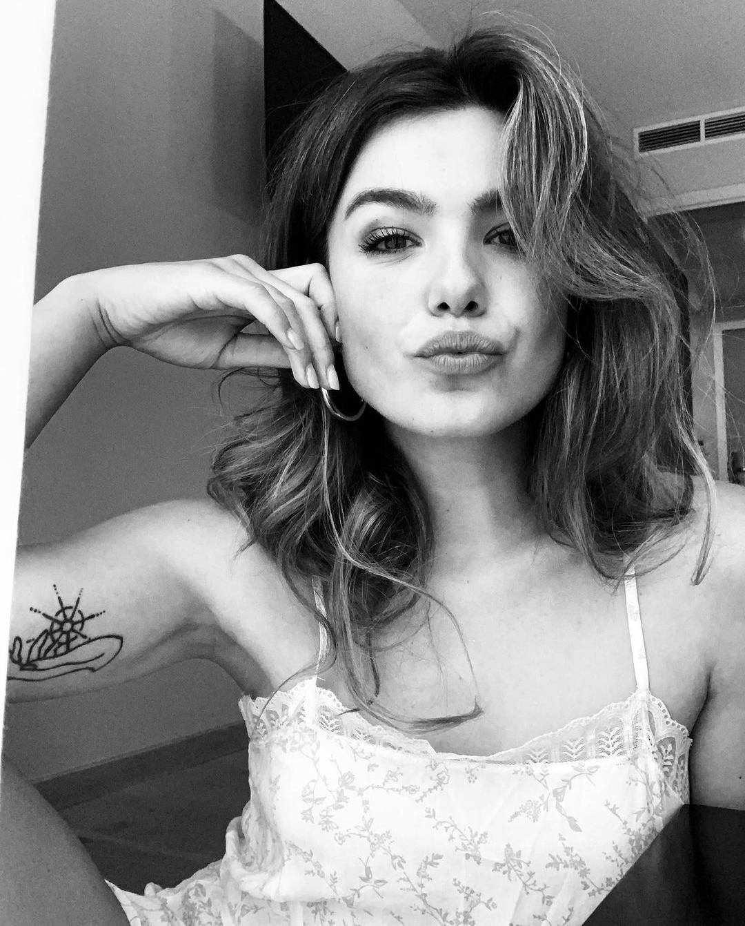 Abbey Hoes | Scrolller