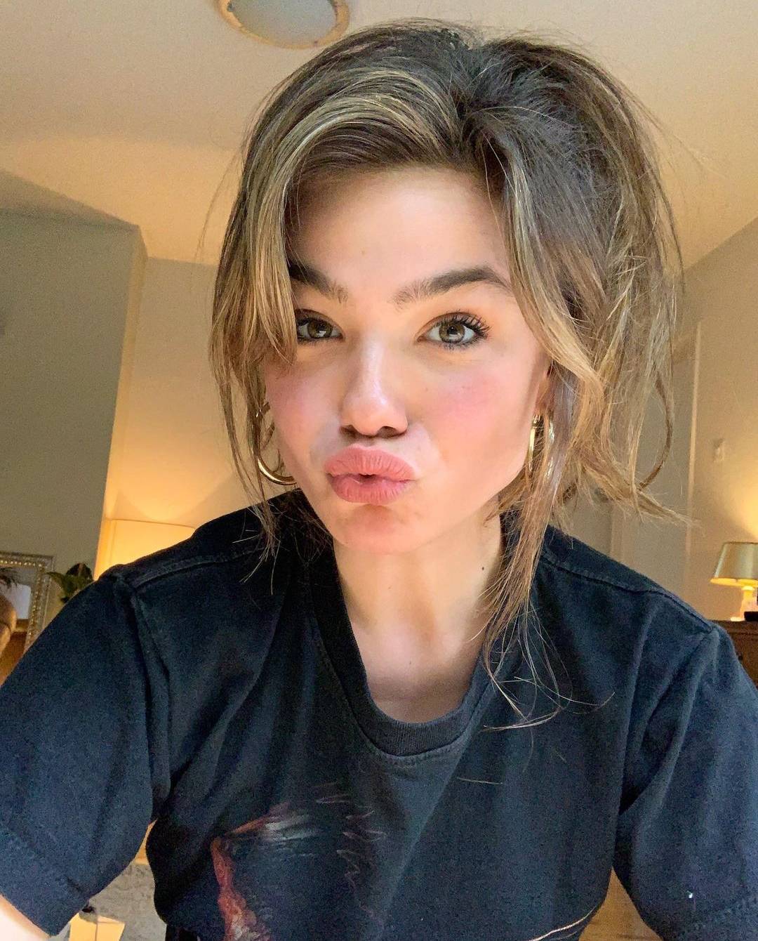 Abbey Hoes | Scrolller