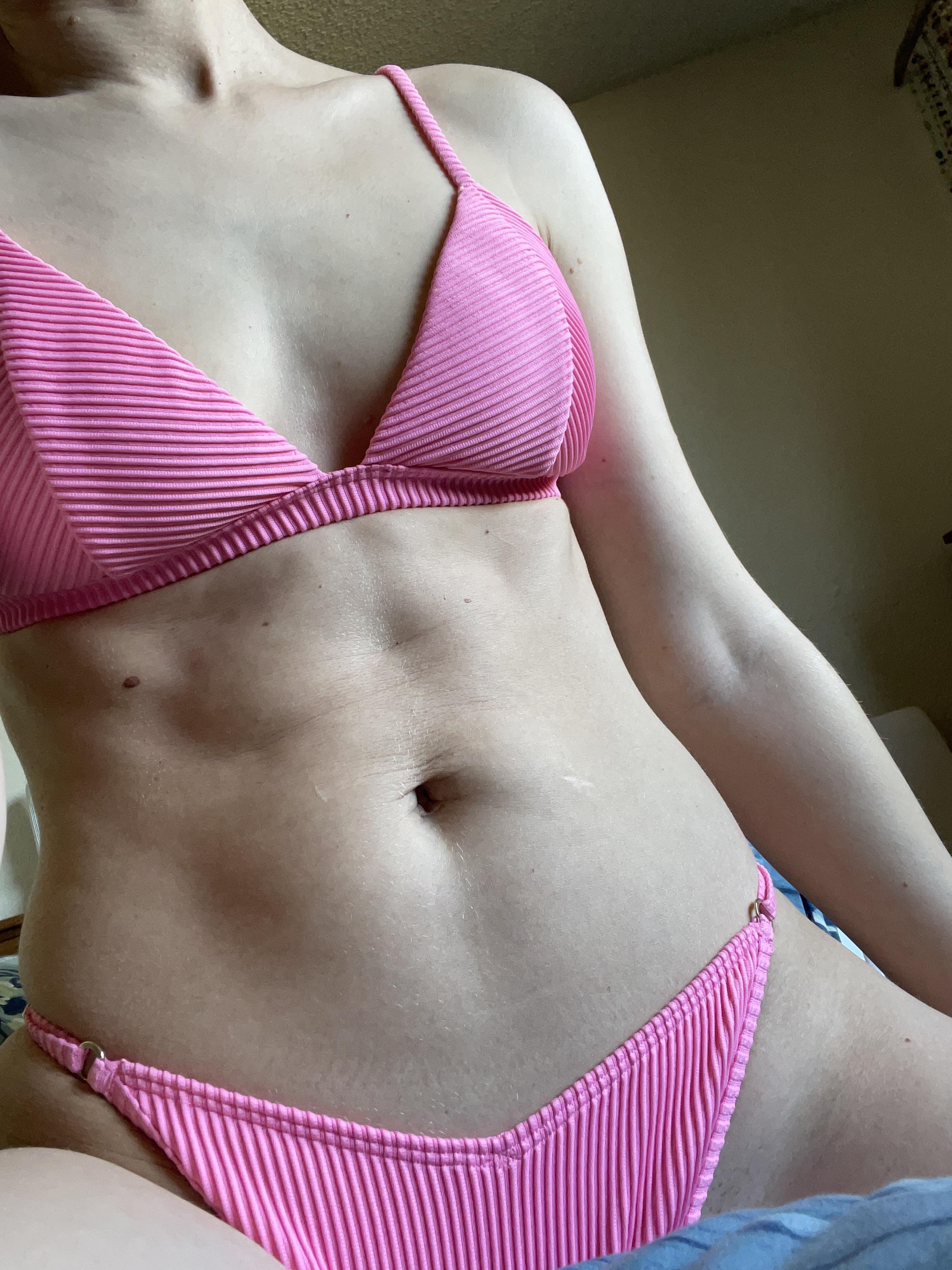 Abs and a deep navel, anyone? | Scrolller