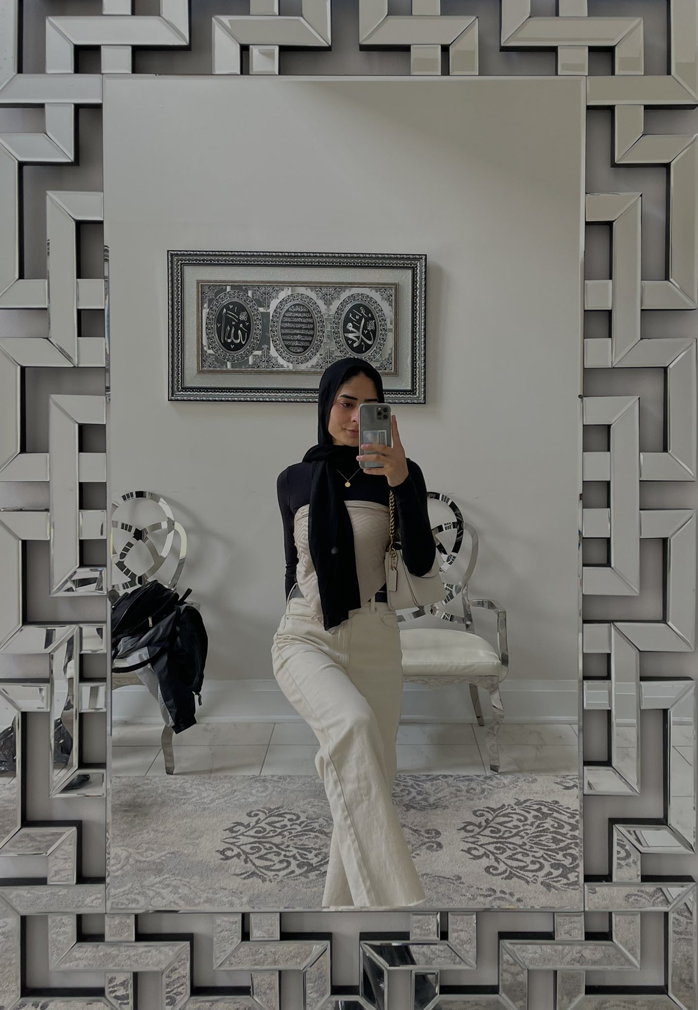 Afghan Hijabi Scrolller