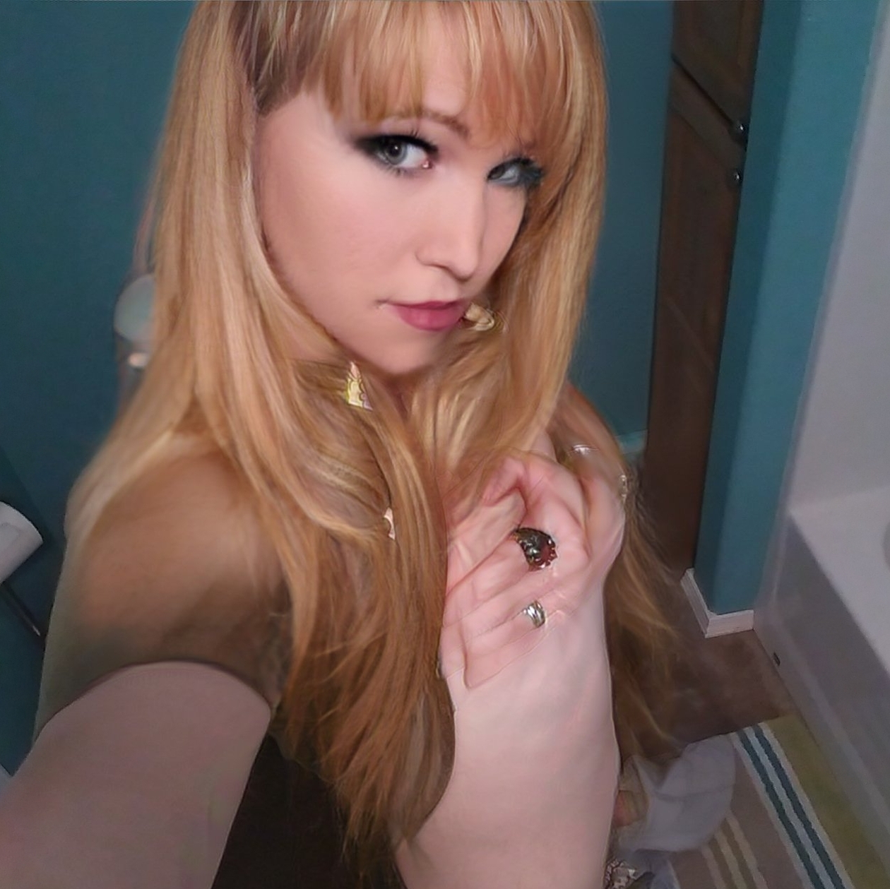 Ahh don't look I'm about to get in the shower | Scrolller