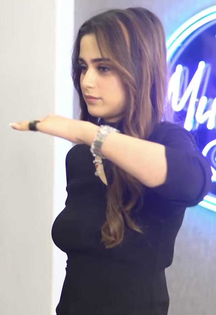 Aima Baig telling you how to put your arms beneath her boobs | Scrolller