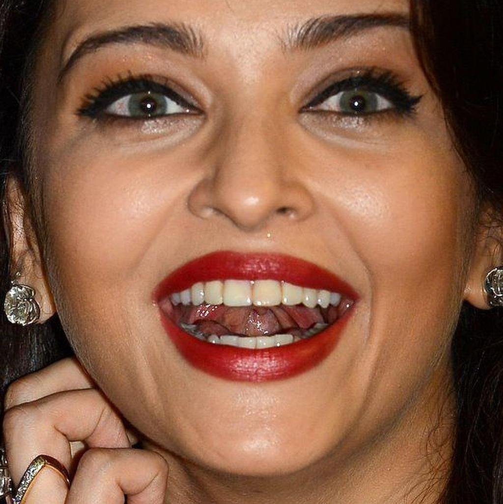 Aishwarya Bhabhi Showing Us Her Lovely Mouth Where She Will Be