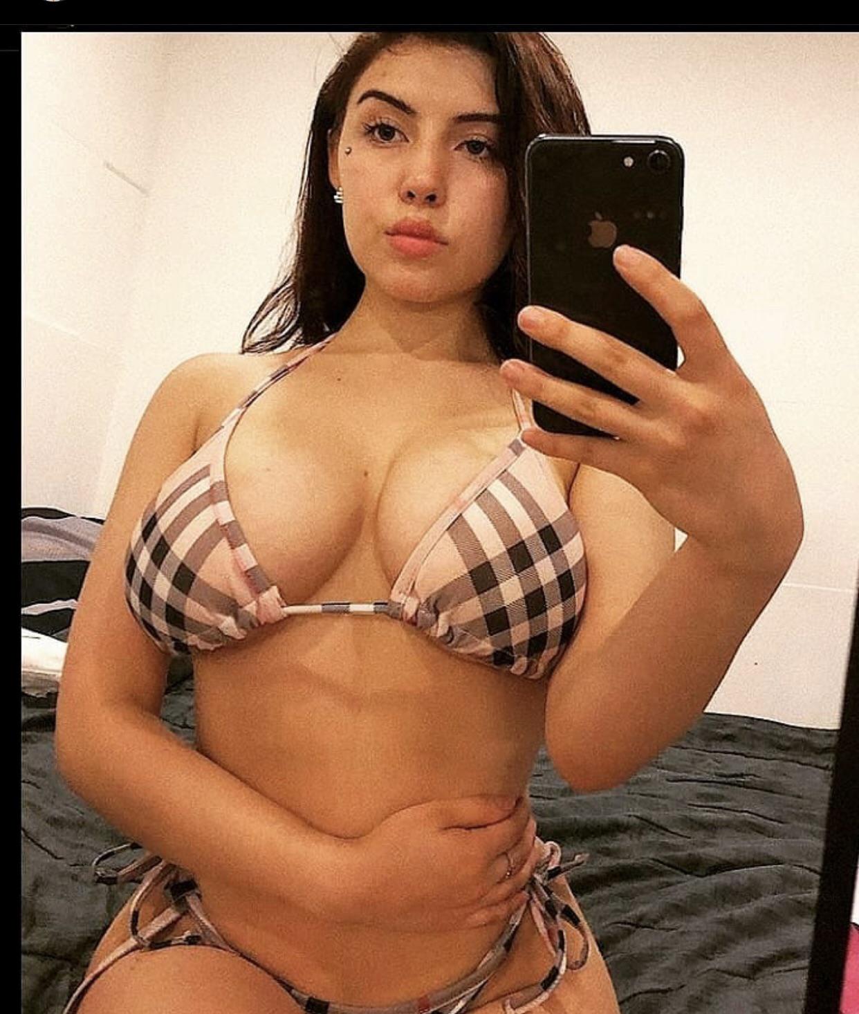 Alguien que tenga el pack de ella? | Scrolller