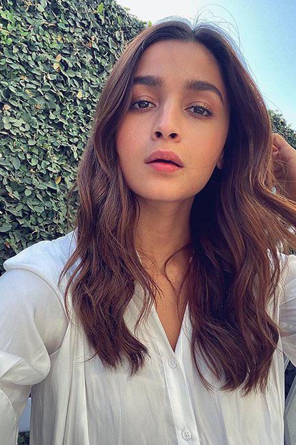 Alia Bhatt has such a fuckable face with lips that are made for sucking ...