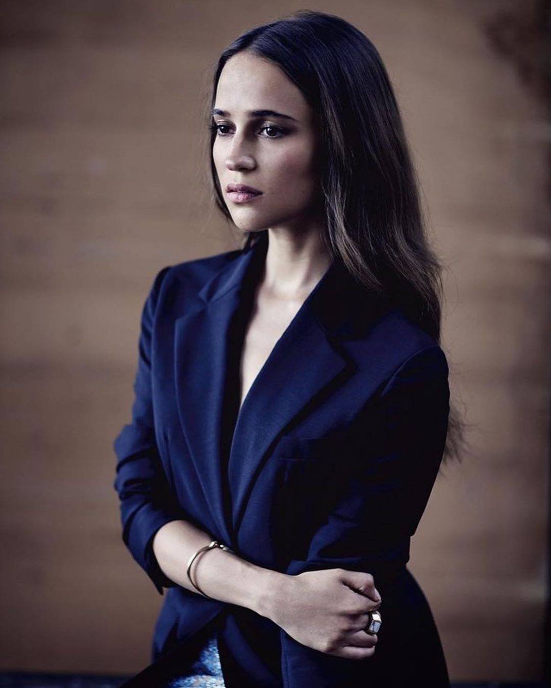 Alicia Vikander Scrolller