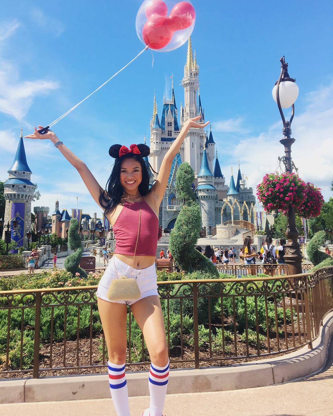 Alina Li | Scrolller