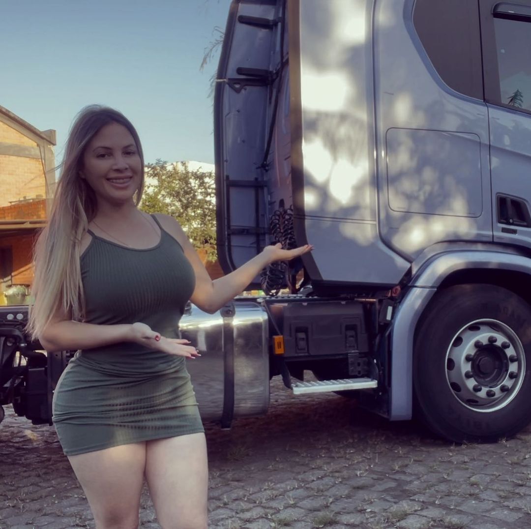 Aline Fuchter, 🌼🚛 | Scrolller