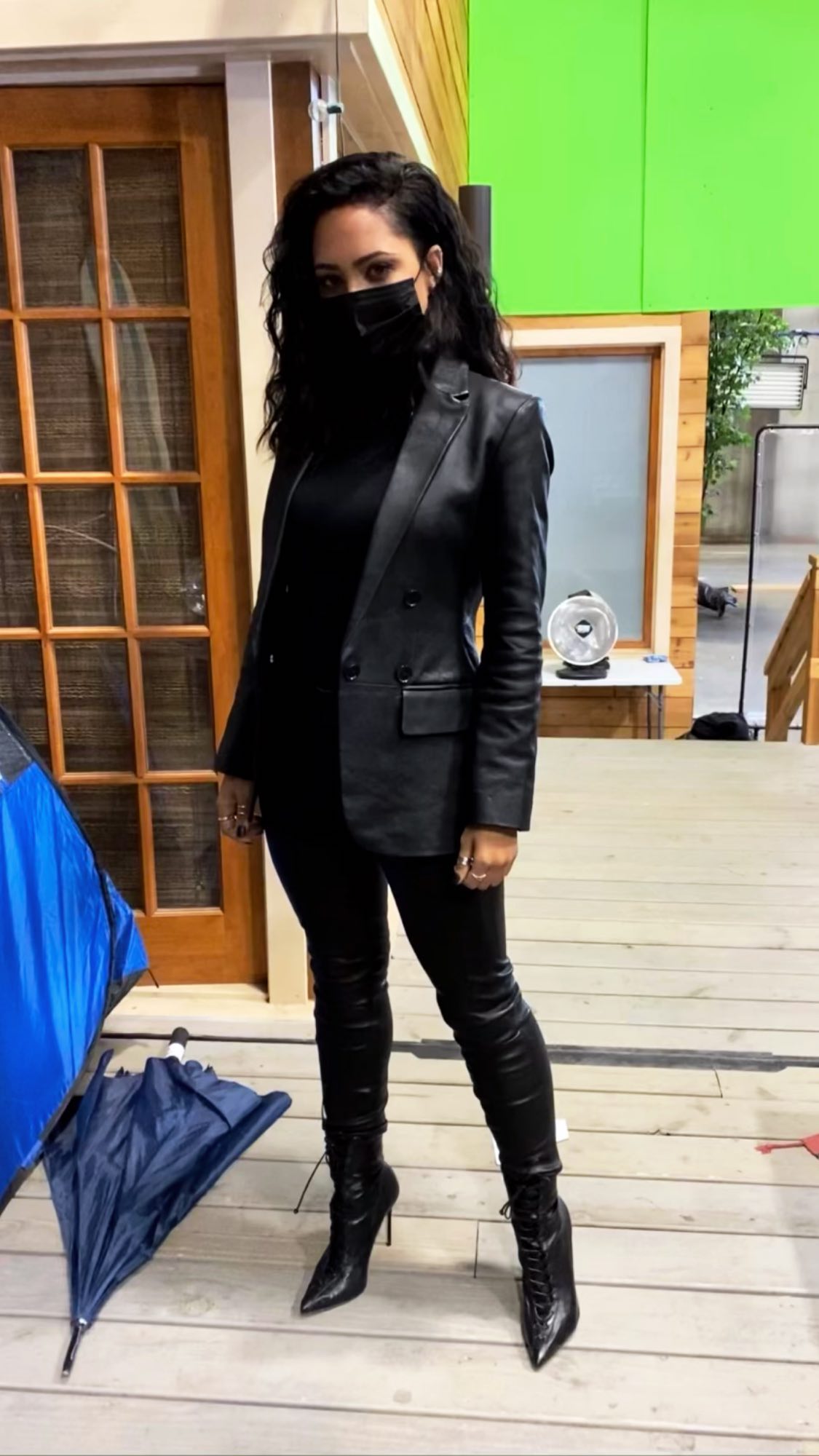 All black | Scrolller