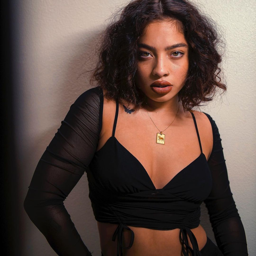 All black | Scrolller