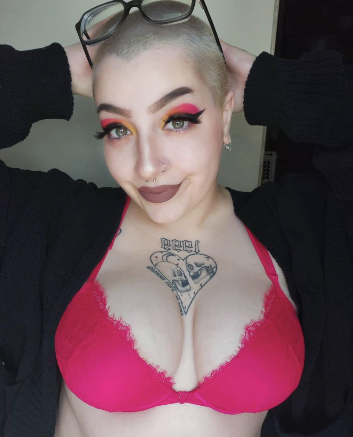 All boobs no brains! | Scrolller