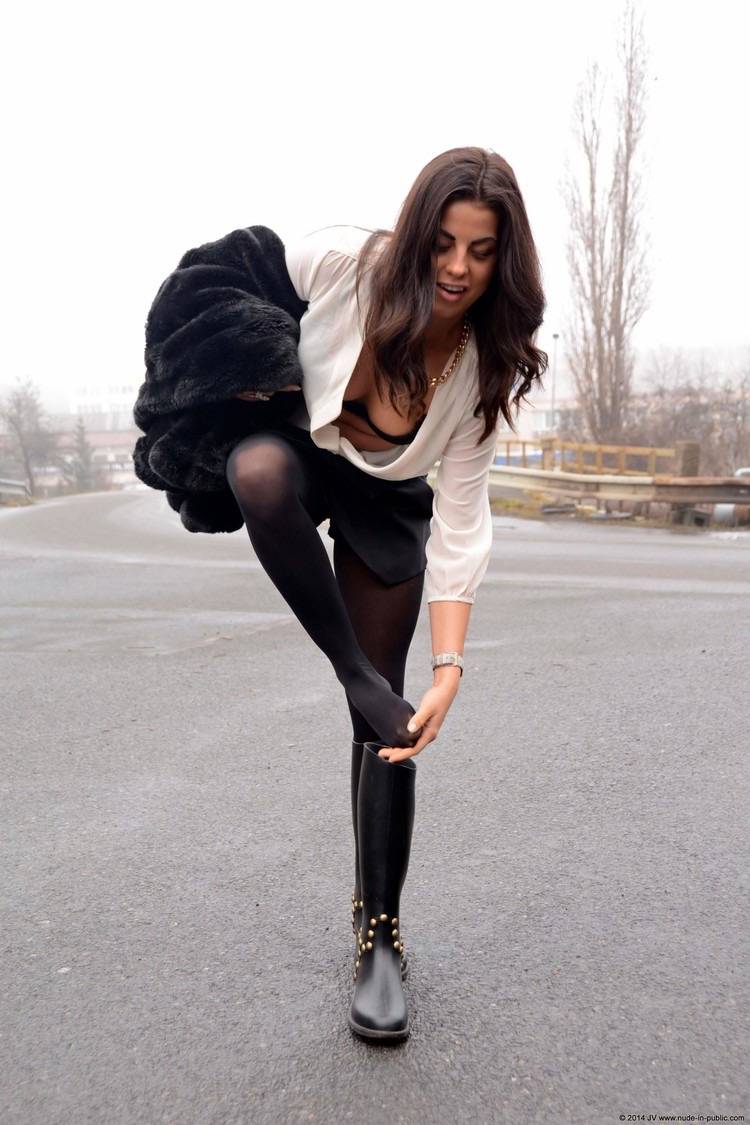 Almost an upskirt too | Scrolller