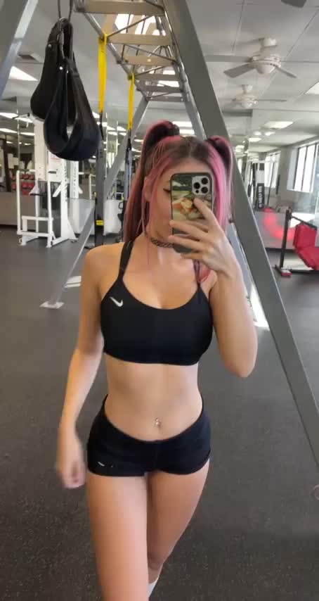 Quick gym flash!😜[GIF] | Scrolller