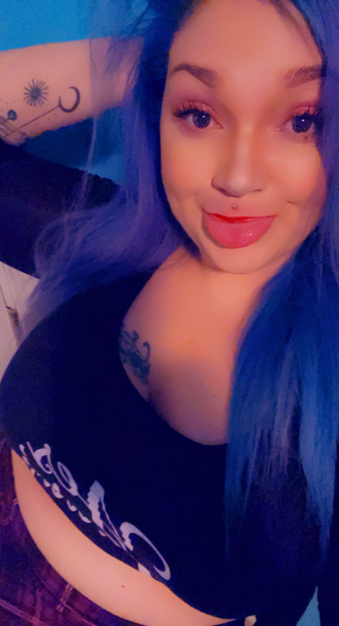 Almost the weekend! 🦋💙 Eyes looking crazy dark as usual… | Scrolller