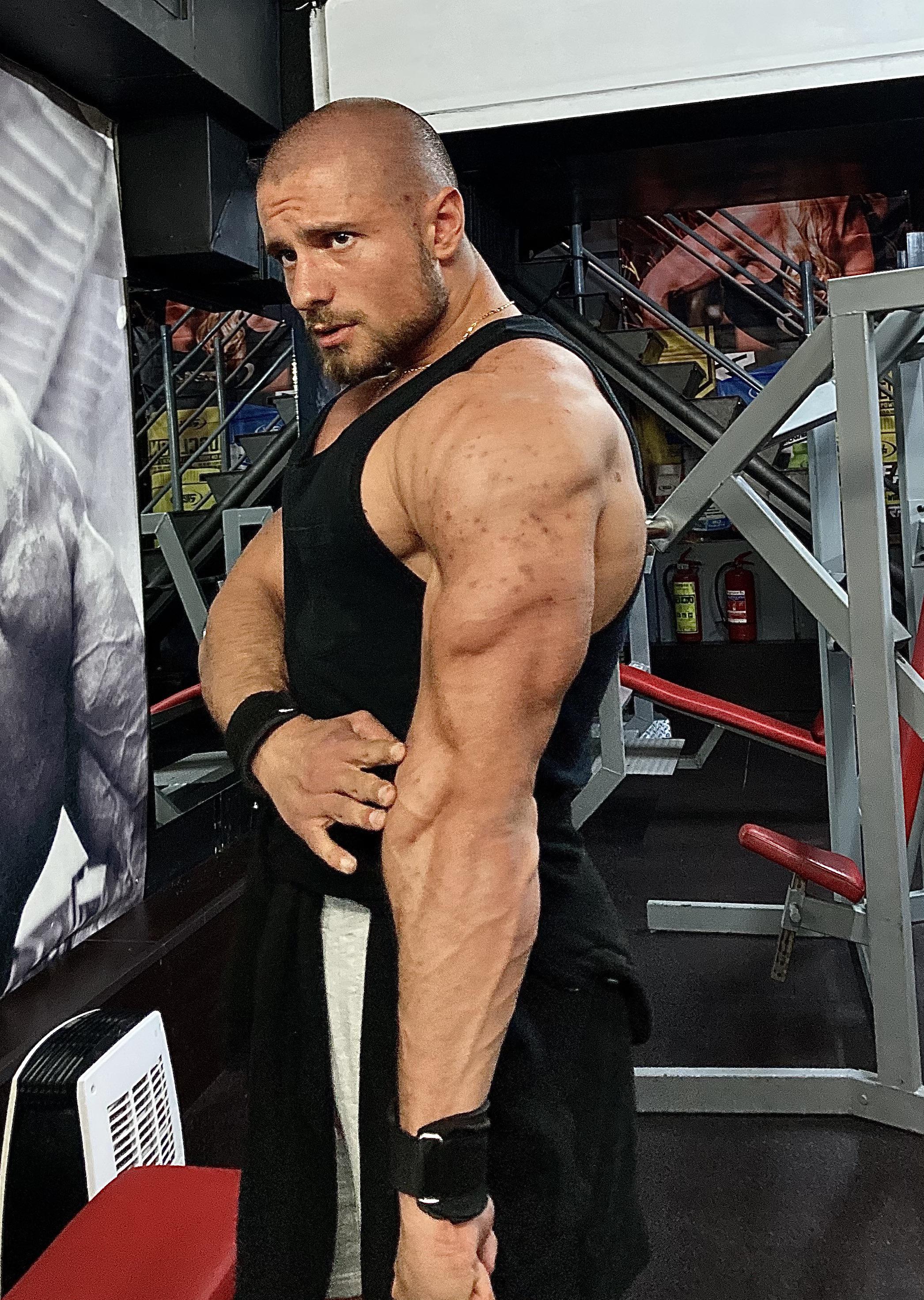 Muscular enough ?💦 | Scrolller