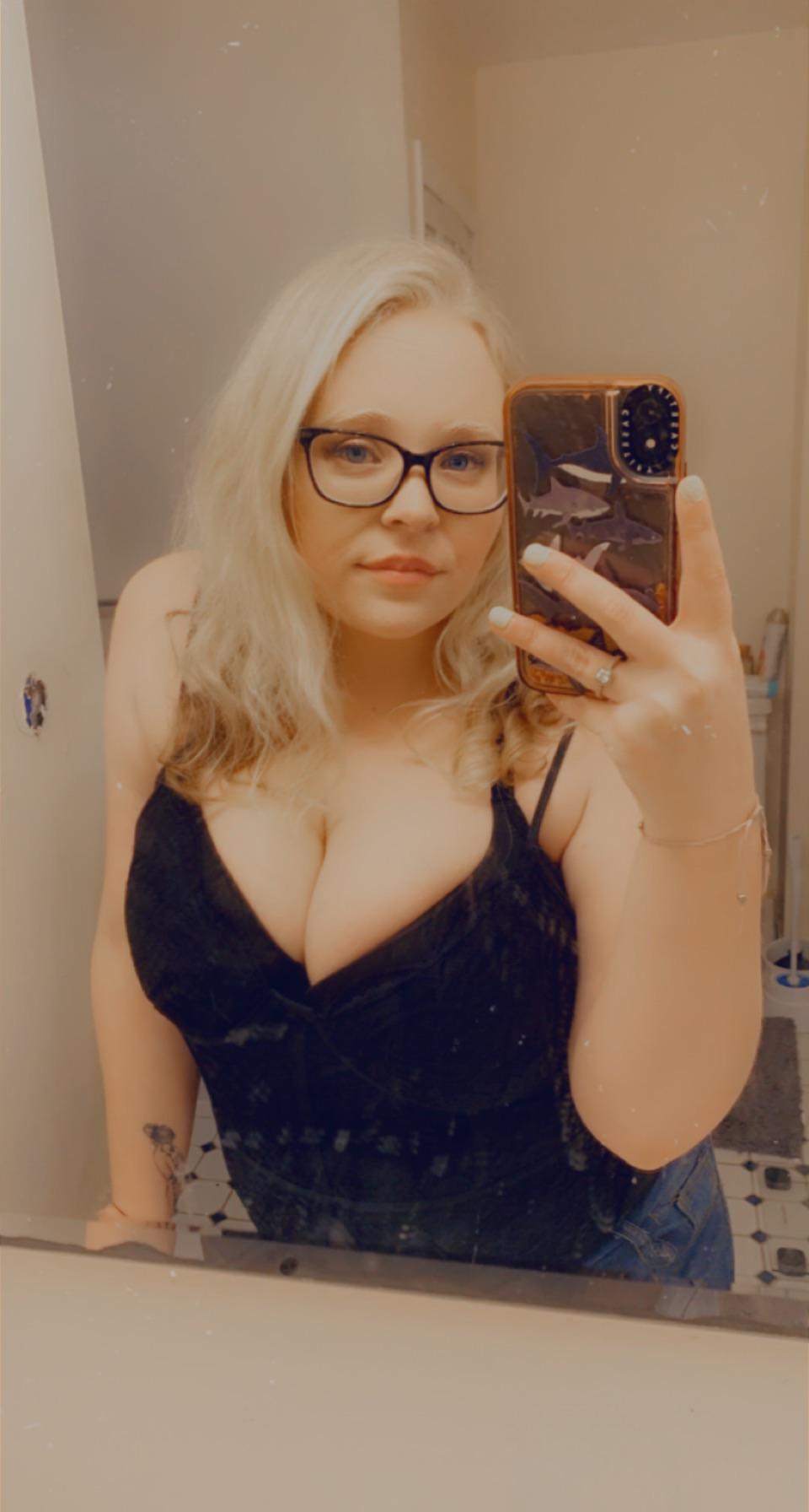 Always busting out of my bras 😘🤷🏼‍♀️ | Scrolller