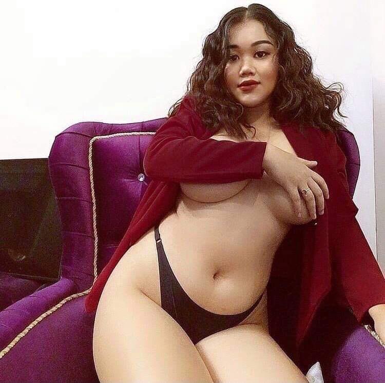 Am I curvy? | Scrolller