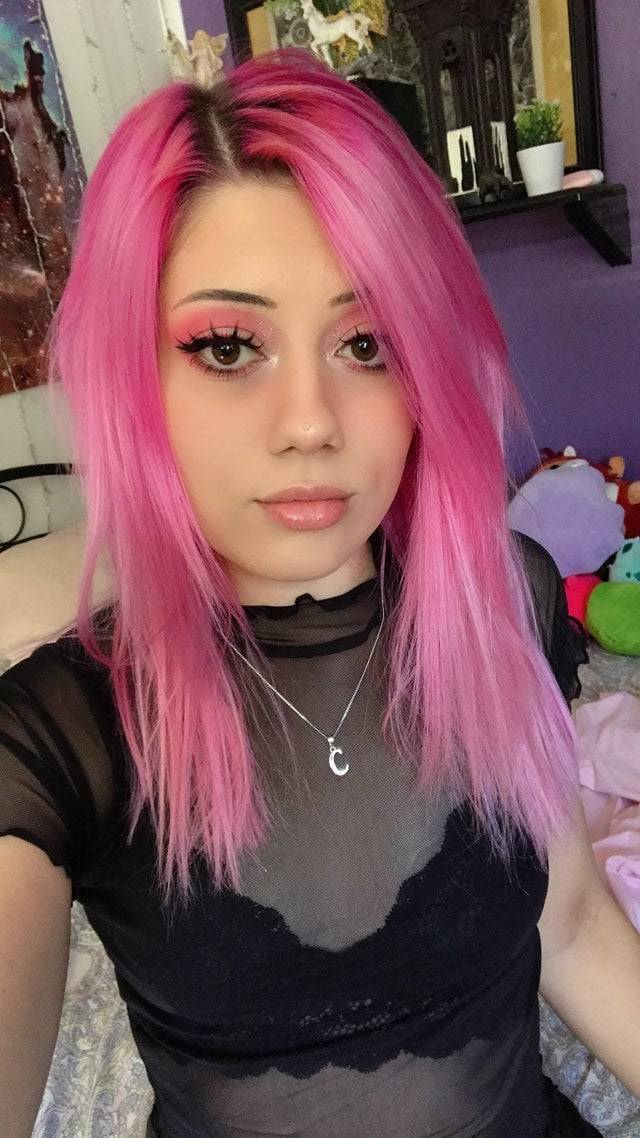 Just a tiny pink haired slut here o/ | Scrolller